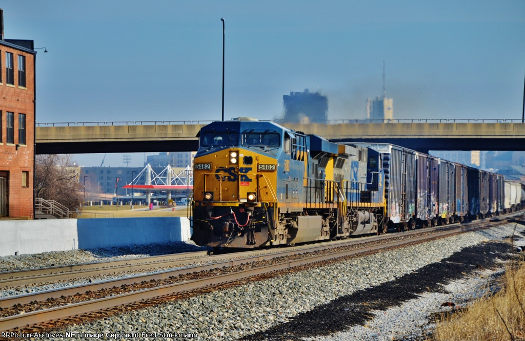 CSX 5482 fronts Q385.